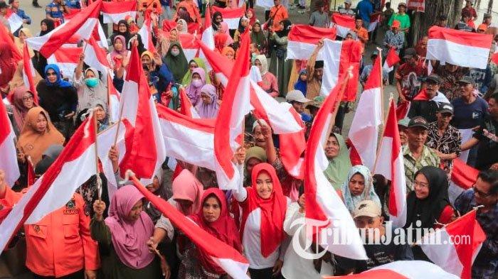 Sambut HUT RI ke-79 di Mojokerto, Bupati Ikfina Bagikan 1.500 Bendera pada Warga dan Pelajar ...