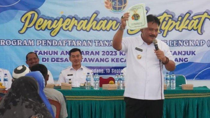 200 Warga Nganjuk Terima Sertifikat Tanah PTSL, Marhaen Djumadi: Bisa Jadi Tambahan Modal Usaha ...