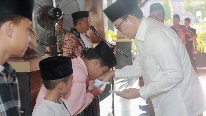 Peringati Tahun Baru Islam 1445 H, Bupati Pamekasan Santuni 300 Anak Yatim - Tribunjatim.com