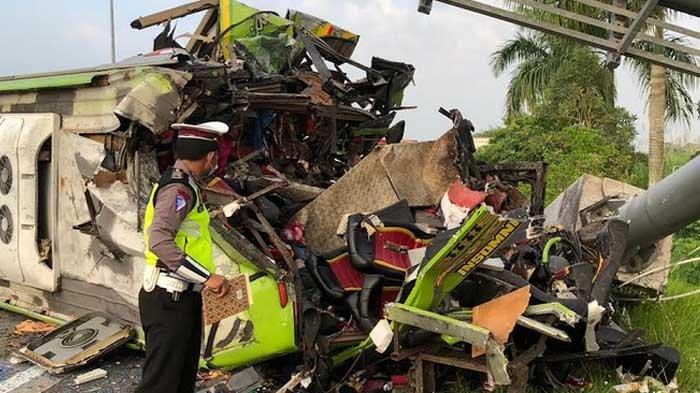 FAKTA Kecelakaan Bus Ardiansyah di Tol Sumo Tewaskan 14 Orang, Tabrak Tiang & Rombongan Piknik ...