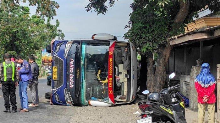 Hindari Truk Gandeng, Bus Pelita Indah Terguling di Jalan Raya Kediri ...
