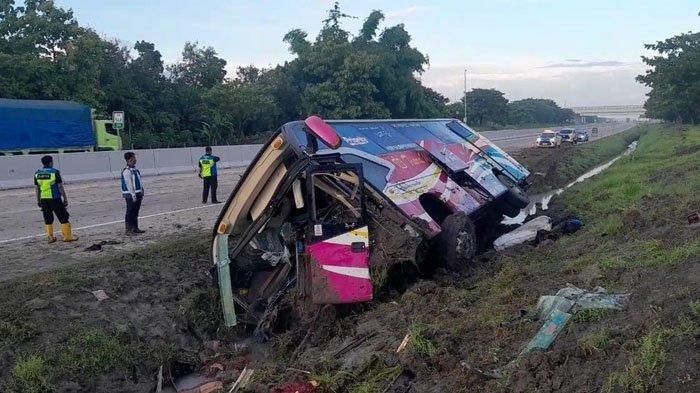 Kecelakaan di Ngawi, Bus Rombongan Tabligh Akbar Tabrak Pembatas Jalan Tol dan Masuk ke Parit ...