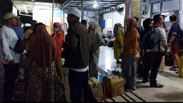 Puncak Arus Balik Lebaran di Lamongan Diprediksi Senin Malam, Stasiun Ramai Dipadati Penumpang ...