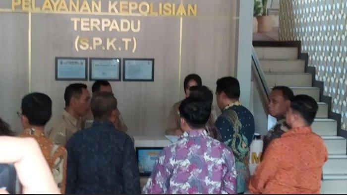 Dituduh Sembunyikan Wanita di Bawah Meja, Camat Asemrowo Datangi Polda Jatim untuk Buat Laporan ...