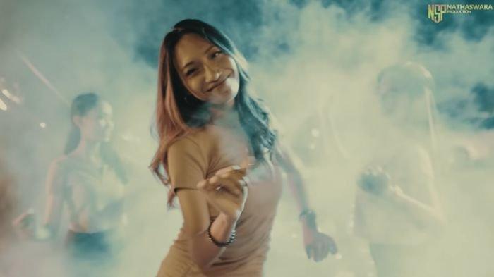 Lirik Lagu Care Bebek - Jegeg Bulan Tentang Kisah Cinta Rumit, Viral di TikTok: Ngude Beli Liu ...