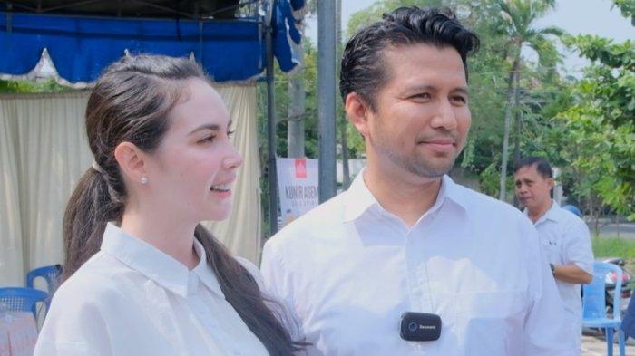 Emil Dardak Jalan Kaki Bareng Istri Nyoblos di TPS 15 Surabaya, Kompak Kenakan Kemeja Putih ...