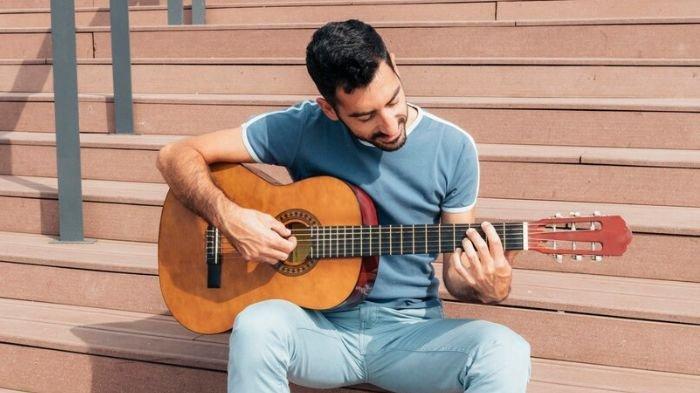 Chord Gitar dan Lirik Lagu 'Hold Me Down' yang Dinyanyikan Daniel ...