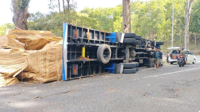 KRONOLOGI Truk Fuso Bermuatan Plywood Terguling di Pacitan, Sopir dan Kernet Dilarikan ke RS ...