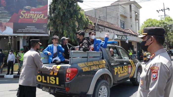 Seusai Demo Tolak Kenaikan Harga BBM, Ratusan Mahasiswa PMII di Lamongan Diantar Polisi Pakai ...