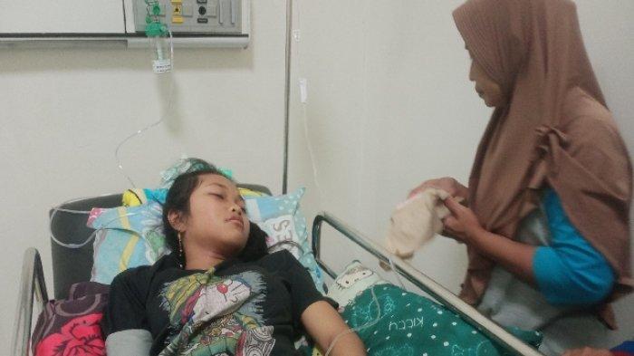 Kondisi Puluhan Warga Lamongan Keracunan Makanan, Police Line di Rumah ...