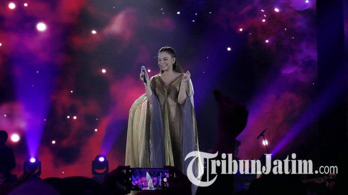 Galau Sampai Jingkrak-jingkrak Bersama di Konser Rossa 25 Shining Years ...