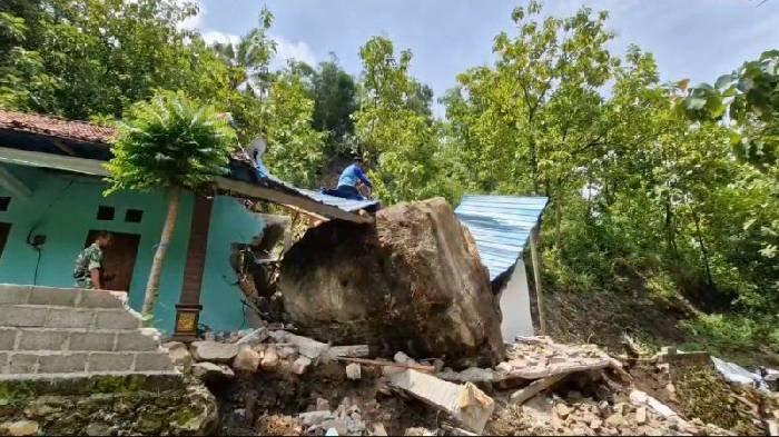 Masih Ada Batu Raksasa yang Ancam Timpa Rumah Warga Ngilo-ilo Ponorogo, BPBD Koordinasi dengan ...