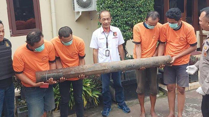 Beraksi Siang Bolong, Maling Tiang Besi PT KAI di Surabaya Ditangkap ...