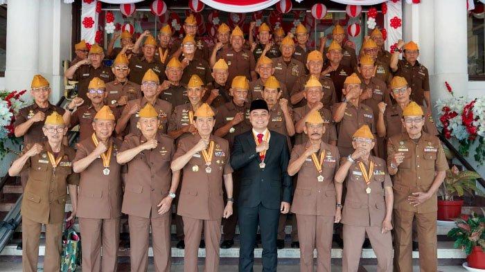 Wali Kota Surabaya Eri Cahyadi Terima Penghargaan Tertinggi Bintang ...