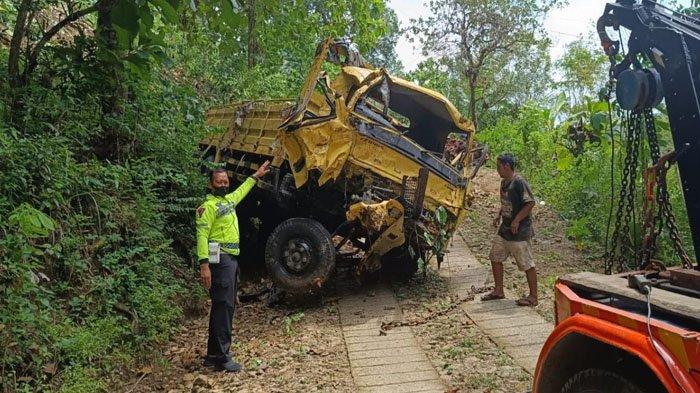 Kondisi Rem Blong, Truk Muatan Keramik Terjun ke Jurang di Trenggalek, Sopir Patah Tulang ...