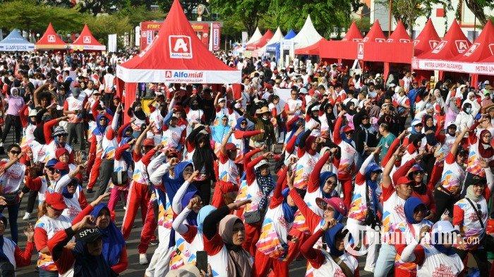 Keseruan Ribuan Keluarga di Surabaya Meriahkan Ulang Tahun Alfamidi ...