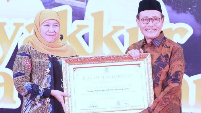 Terima Penghargaan Kepala Daerah Terbaik dari MUI Jatim, Khofifah: Apresiasi ini Adalah Amanah ...
