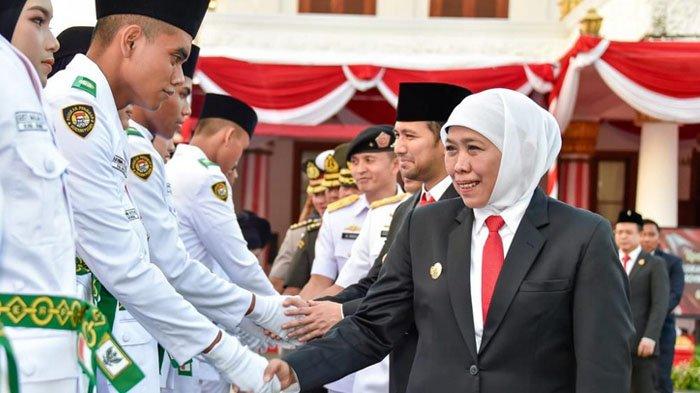 Gelar Malam Apresiasi, Gubernur Khofifah Lantik Anggota Paskibraka Jatim sebagai Garuda Emas ...