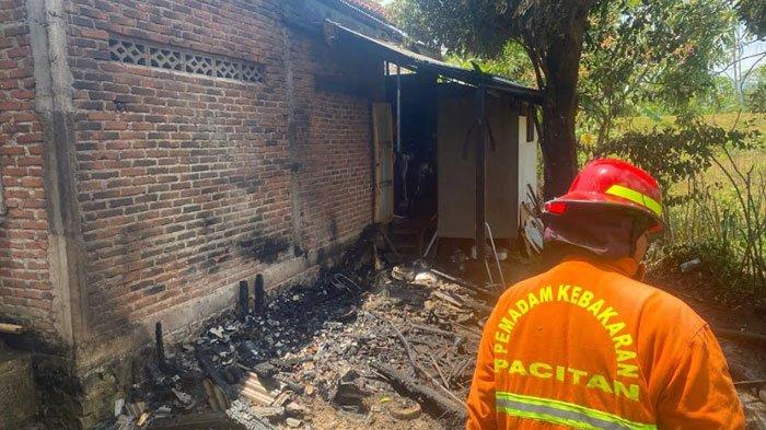 Detik-detik Gudang Kayu Milik Ketua Bawaslu Pacitan Terbakar, Asap Mengepul, Api Terlanjur ...