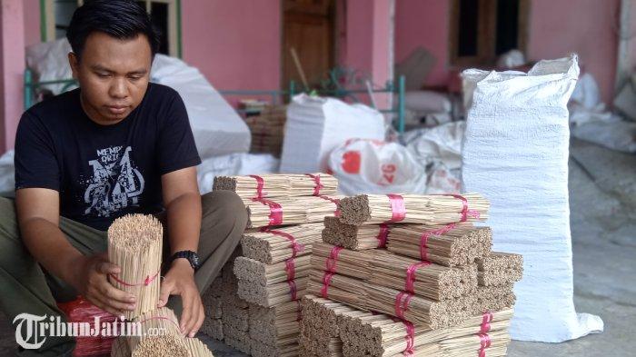 Sibuknya Pembuat Tusuk Sate di Jember Jelang Idul Adha, Orderan Tembus ...