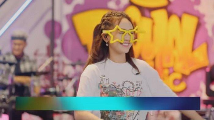 Lirik Lagu Santri Pekok dan Terjemahannya yang Dinyanyikan Happy Asmara, Trending di YouTube ...