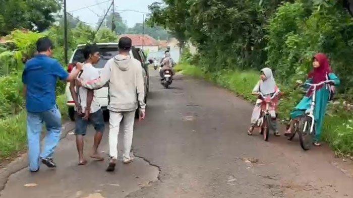 Hendak Pasang Banner di Bangkalan, Sales Rokok Ketakutan Dicegat Pria ...