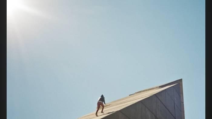 Arti Lirik Lagu Hold Me Down yang Dinyanyikan Daniel Caesar: I Got This Girl, She’s Making Me ...