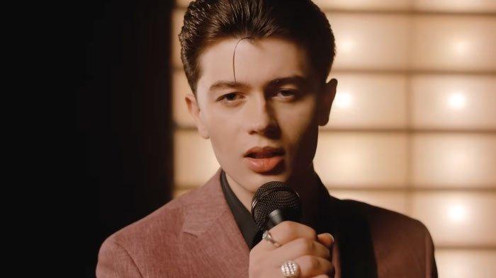 Lirik Lagu I Think They Call This Love - Elliot James Reay, Lengkap ...