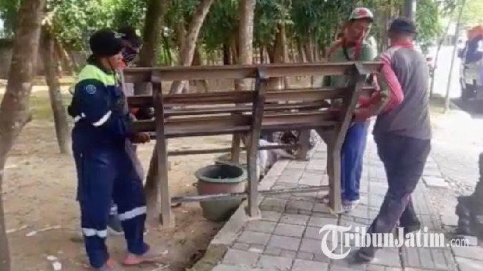 Buntut Video Viral Kondom Berserakan, Kursi Taman Jalan Veteran Bojonegoro Dibongkar - Halaman ...