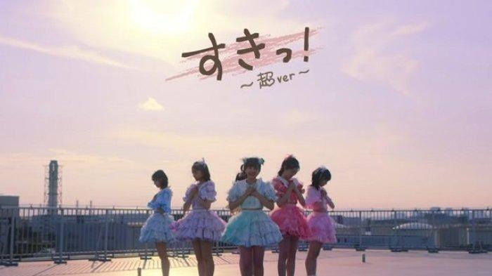 Lirik Lagu Suki Suki Suki - Cho Tokimeki Sendenbu yang Viral di TikTok: Toho Nifun Ni Sundete ...