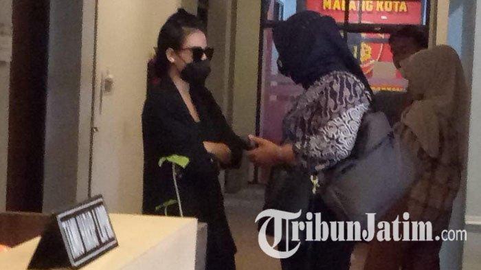 3,5 Jam Istri Wahyu Kenzo dan Penampung Dana Member Diperiksa, Minta ...