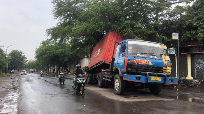Jalan Rusak Parah di Kebomas Gresik, Sebabkan Truk Terperosok, Warga Beri Tanda Peringatan ...