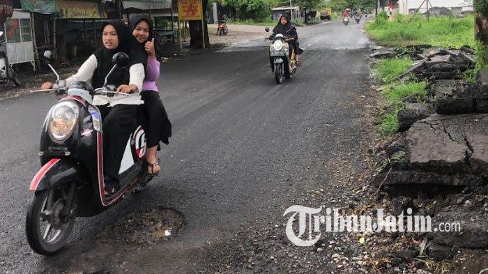 Baru 2 Minggu Diperbaiki, Jalan Raya Cerme-Metatu di Desa Betiting Gresik Sudah Rusak Berlubang ...