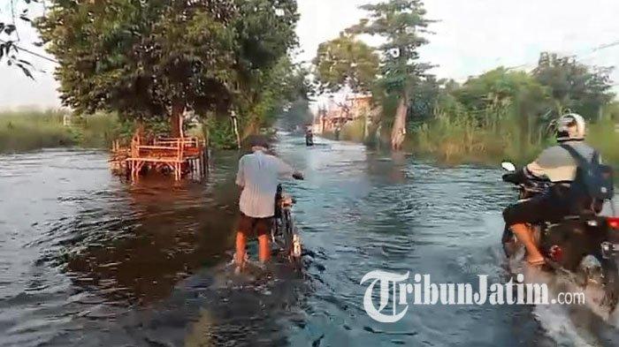 Update Banjir di Gresik, Jalan Raya Morowudi Terendam Air, 110 Rumah Tergenang - Tribunjatim.com