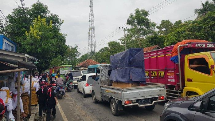 Jalan Raya Sumenep-Pamekasan Macet Total, Karnaval di Pragaan Jadi ...