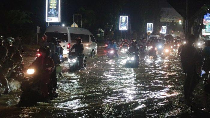 Jalan Soekarno-Hatta Kota Probolinggo Terendam Banjir, Bikin Puluhan Motor yang Melintas Mogok ...