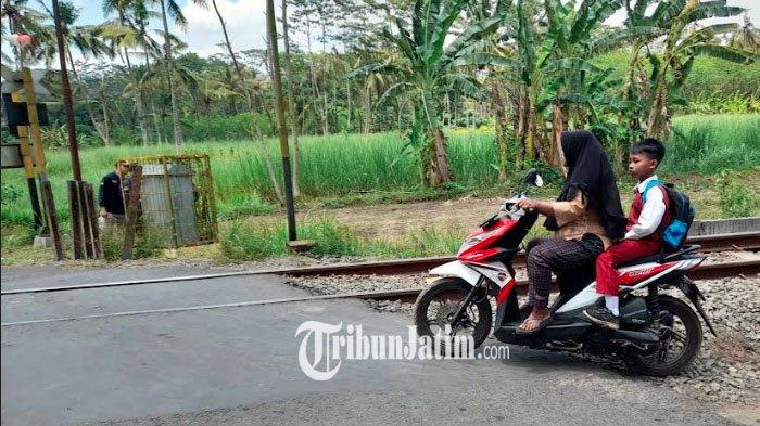 Perlintasan Rel Kereta Tanpa Palang Pintu di Lumajang Bakal Dijaga saat Masa Mudik Lebaran ...