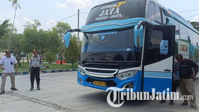 Jelang Libur Nataru 2024, Petugas Terminal Seloaji Ponorogo Lakukan Ramp Check Bus - Tribunjatim.com