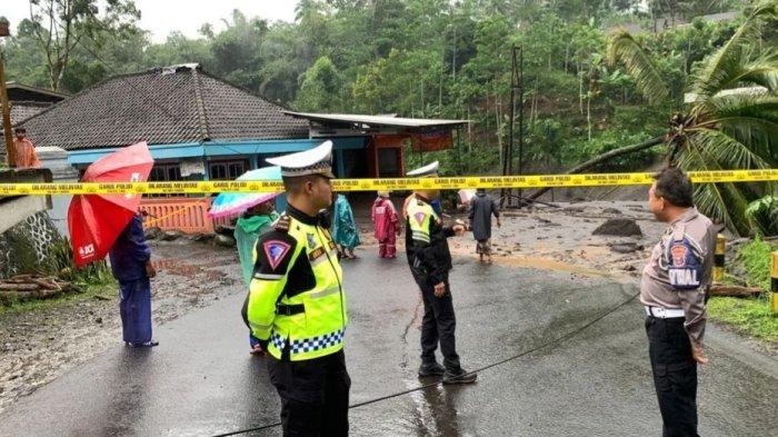 Diterjang Lahar Dingin, Jembatan Penghubung Malang-Lumajang Putus, Pengendara Cari Jalan ...