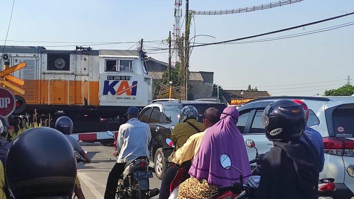 Jalur Padat dan Ada Perlintasan Kereta Api, Arus Lalu Lintas di Jalan Raya Cerme Gresik Sering ...