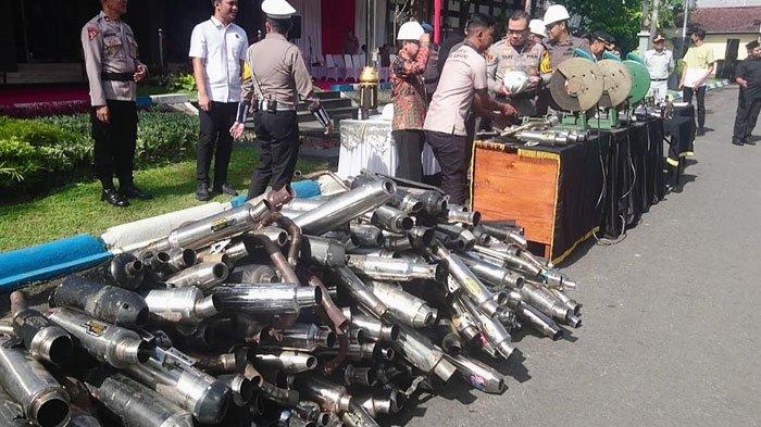 Ratusan Knalpot Brong dan Ribuan Botol Miras Dimusnahkan Polres Tulungagung - Tribunjatim.com