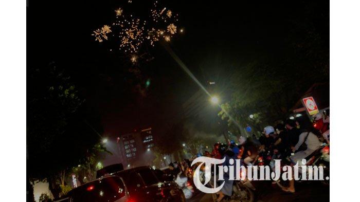 Keseruan Malam Tahun Baru 2024 di Jalan Tunjungan Surabaya, Kulineran sampai Lihat Kembang Api ...