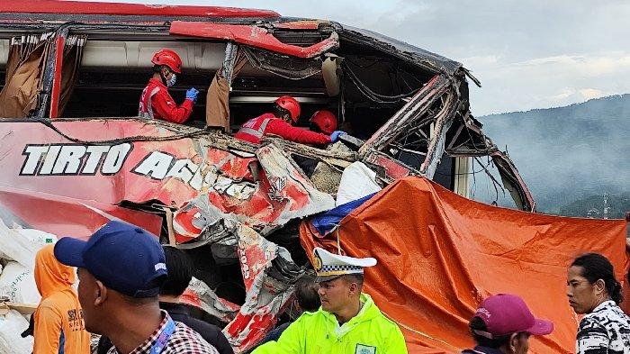 Korban Kecelakaan Maut Bus vs Truk di Tol Pandaan-Malang Dievakuasi, Banyak yang Patah Tulang ...