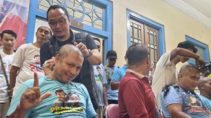 Cara Pendukung Prabowo-Gibran di Gresik Syukuri Menang Quick Count, Cukur Gundul dan Sujud ...
