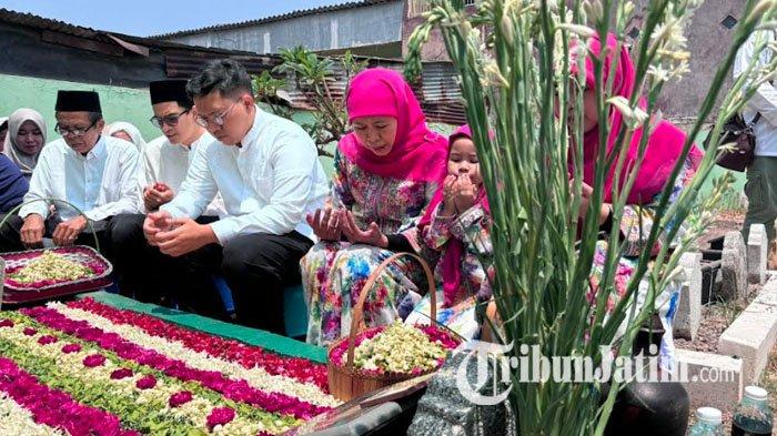 Jelang Mantu Putra Ketiga, Khofifah Ziarah ke Makam Suami dan Orang Tua hingga Santuni Anak ...