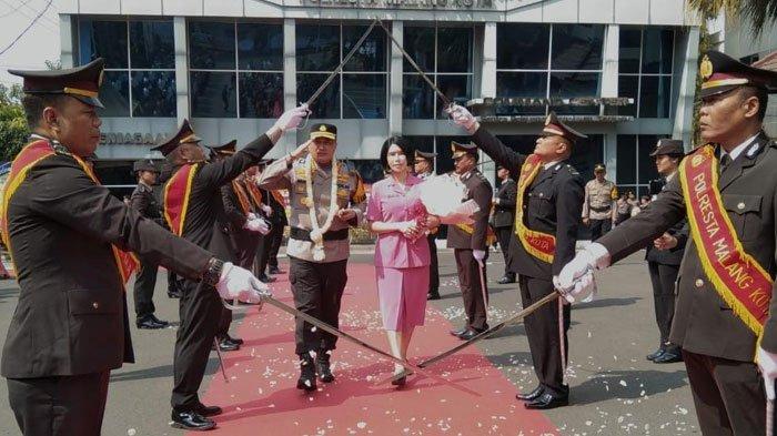 Upacara Pedang Pora Sambut Kombes Pol Nanang Haryono di Polresta Malang ...
