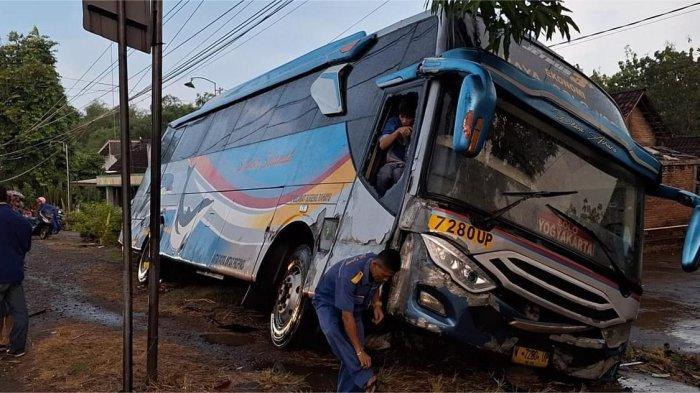 Sama-Sama Saling Menyalip, Dua Bus Adu Moncong di Jalan Raya Ngawi-Solo, 2 Penumpang Luka ...
