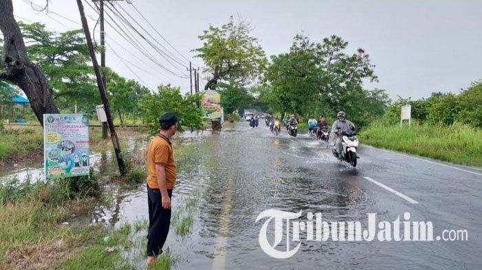 Jalan Raya Morowudi Gresik Tergenang Air Setinggi Mata Kaki, Roda Dua Masih Bisa Melintas ...