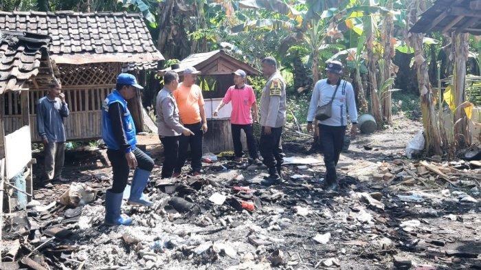 Ditinggal Bertamu ke Tetangga, Rumah Kakek Situbondo ini Ludes Dilalap Api, ini Penyebabnya ...