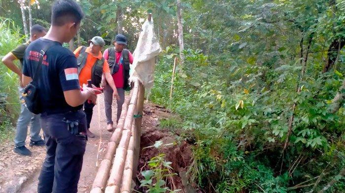 Diguyur Hujan Deras, Jalan Poros Desa di Sampang Madura Longsor ...